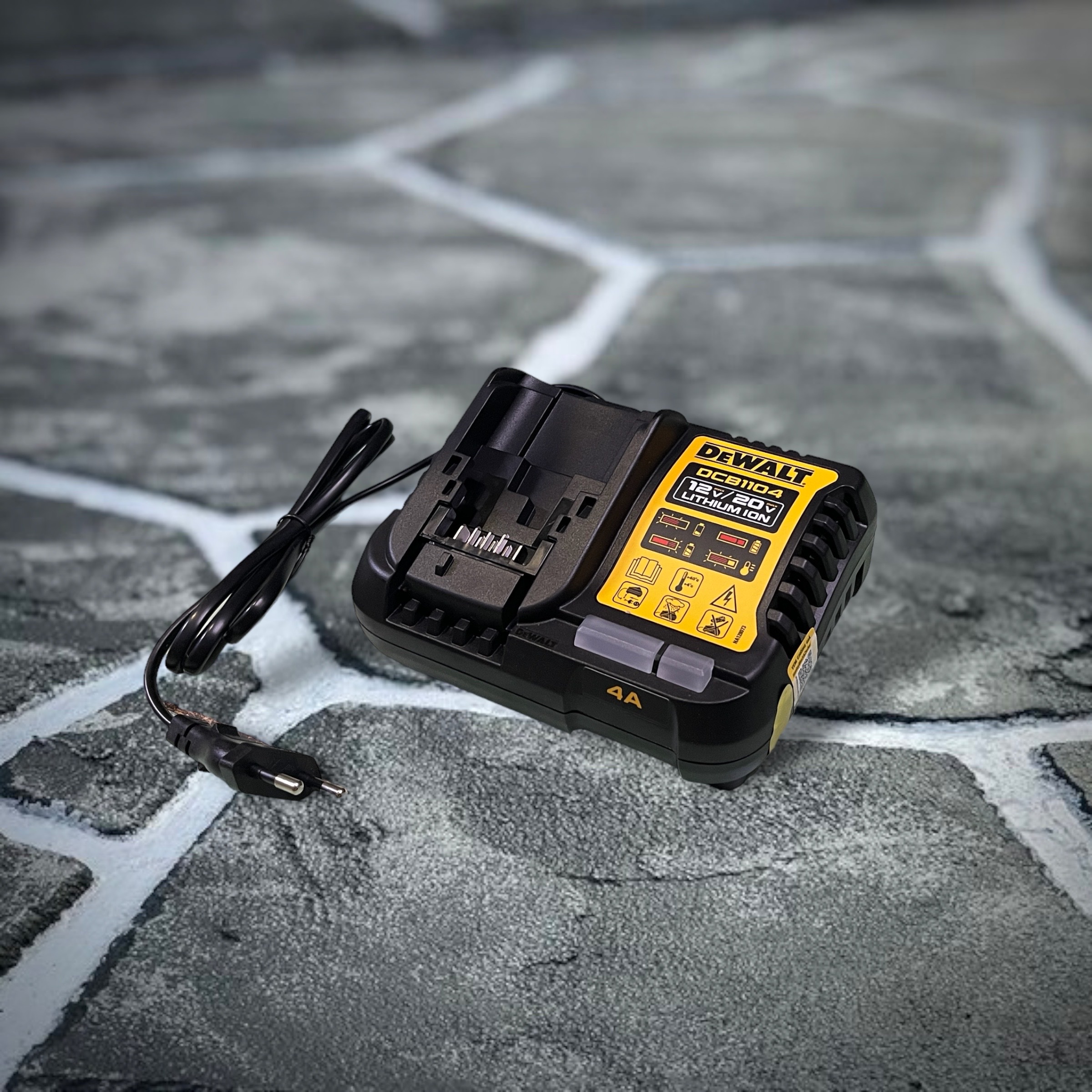 Sạc pin Dewalt mã DCB1104 - 88 Eleven Shop